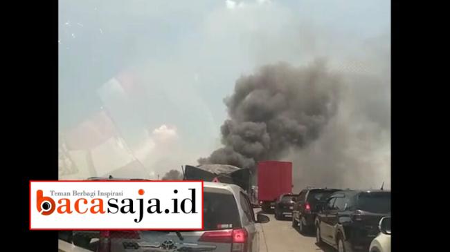 Pabrik Plastik di Driyorejo Terbakar, Tol Sumo Tertutup Asap Hitam